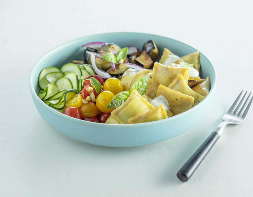 Mediterrane Salat-Bowl mit veganen Mini-Maultaschen